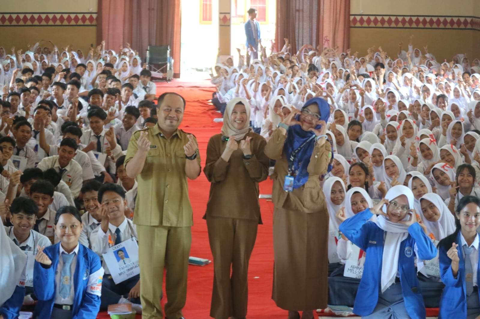 MPLS Ramah, Anna Morinda Bangkitkan Semangat Siswa Baru SMAN 1 Koga